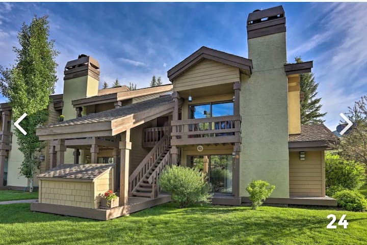 Lovely 2-bedroom Condo W/ Fireplace, Shared Pool - Sun Valley, ID