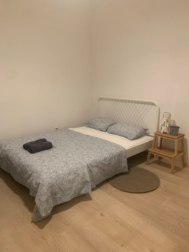 Cheap Bedroom Without Window In City Center - Prague