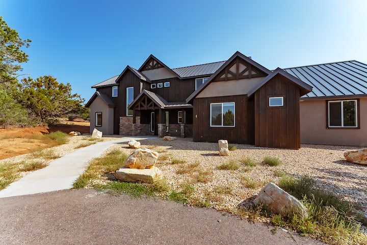 Zion Views- Riding Ranch Lodge + Resort Access - Zion National Park