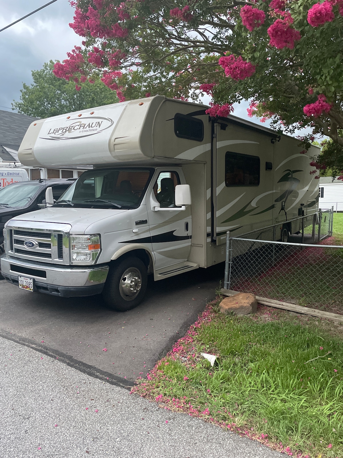 Delightful 1 bedroom RV/Camper with pool - Campers/RVs for Rent in ...