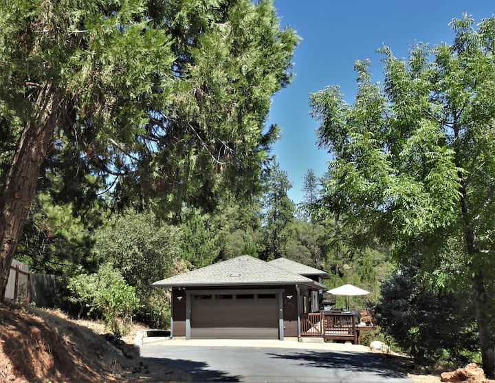 Treetop View- Mountain Views From Every Room! - Murphys, CA