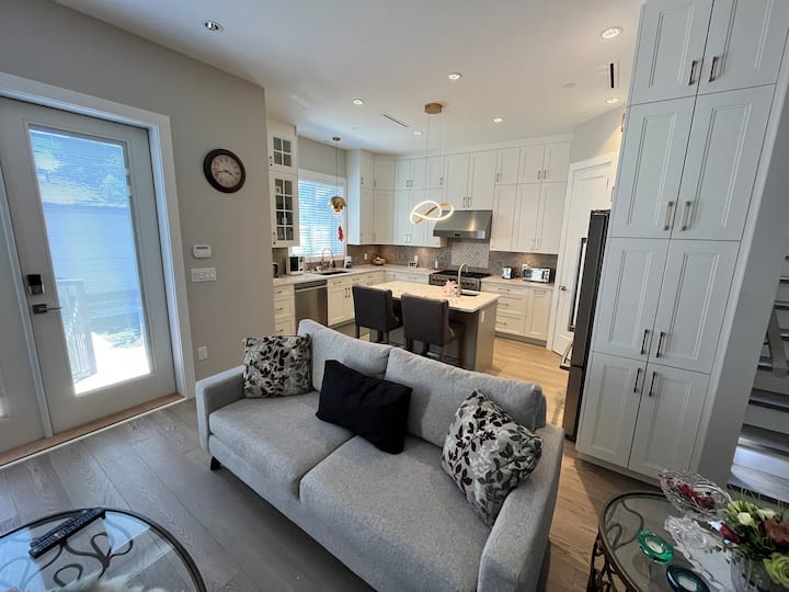 Queen Bed With Walk In Closet And Private Bathroom - Vancouver
