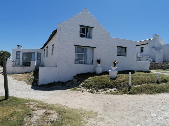 Spacious 3 Bedroom Cottage With Sea View - Arniston