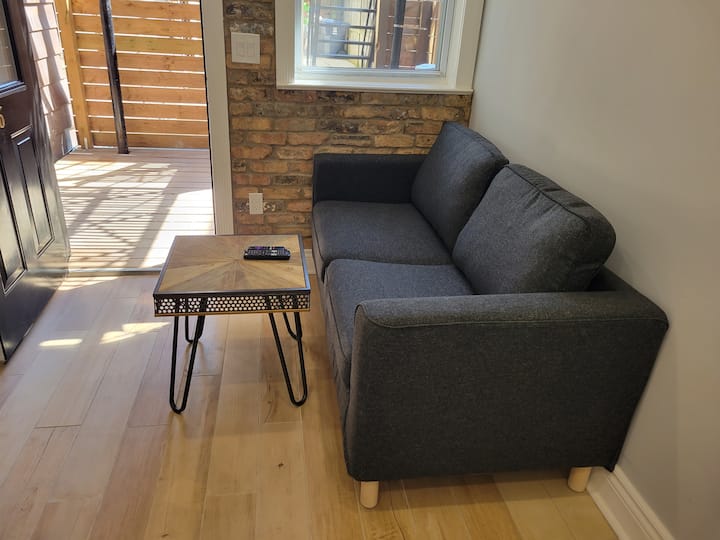 Bright 1 Br Private Entrance & Deck+laundry/subway - Toronto