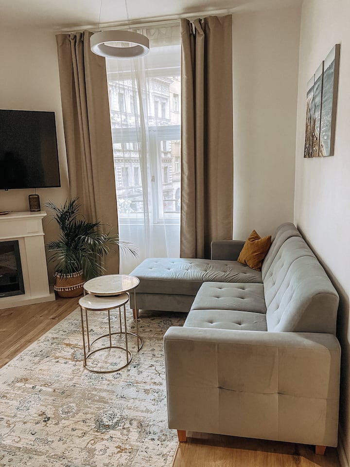 Stylish 1-bedroom + Office At Amazing Location - Praga