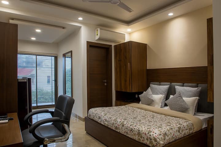 Sunny Studio Apt W Balcony Near Dlf Cyber City - Gurugram