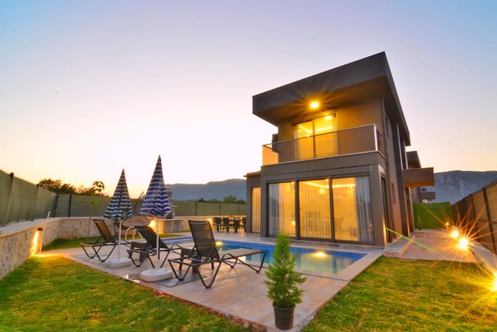 5 Kişilik ÖZel Havuz Ve Bahçeli Jakuzili Villa - Kaş