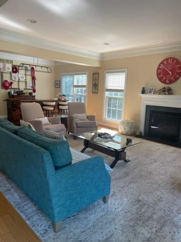 2 Bdrm Close To City Center, Great Yard &Parking! - Annapolis, MD
