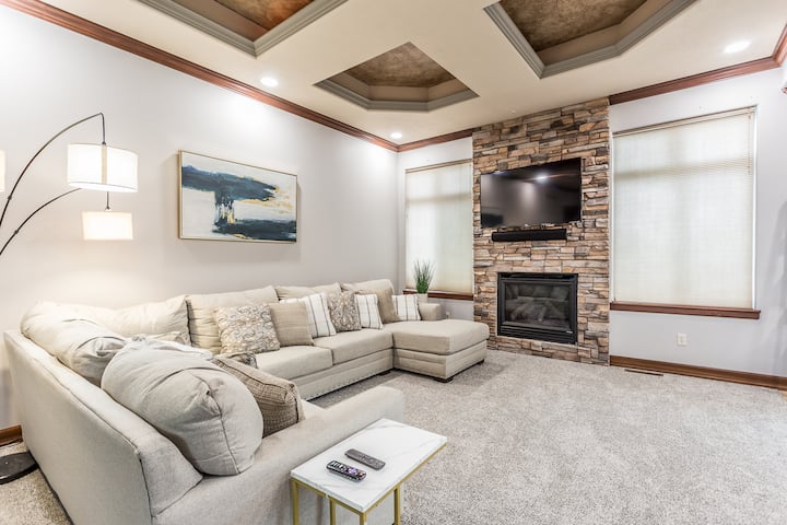 Spacious Family Friendly, Hot Tub, Bar 5bed/3bath - Harrisburg, SD