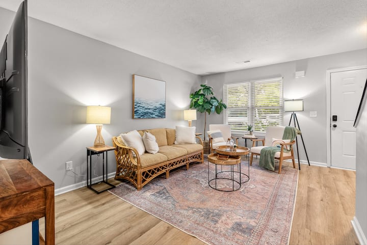 Boho Chic Townhome 15 Minutes From Downtown - Charleston, SC