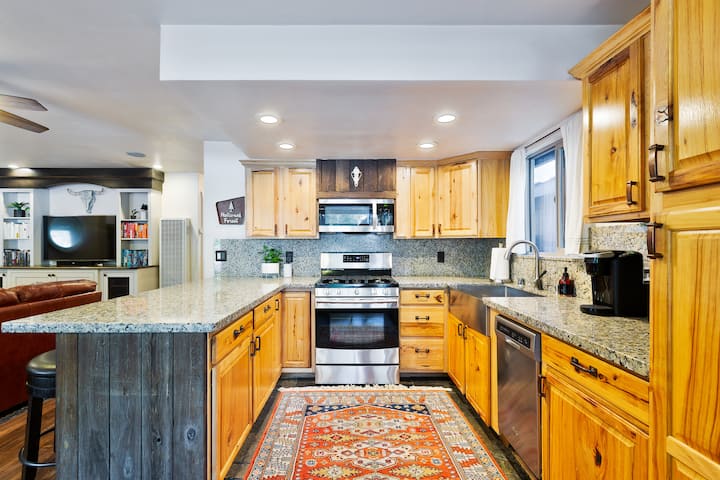 Tiny Pines Cabin In Beautiful Lake Tahoe, 30+ Days - South Lake Tahoe, CA