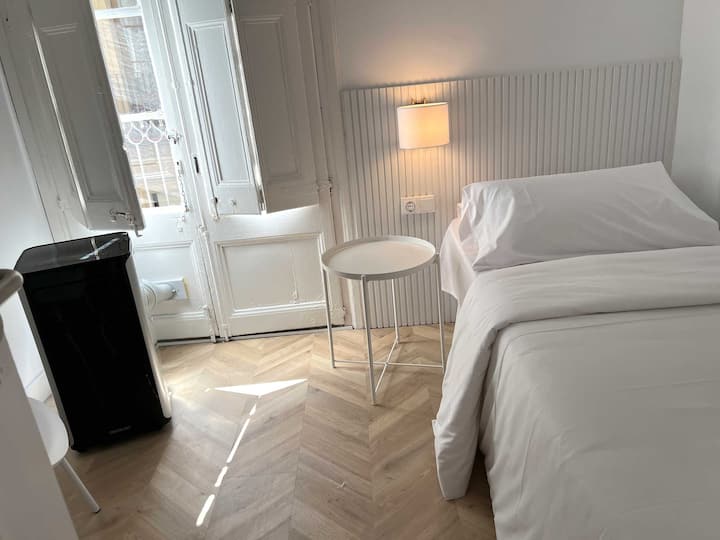 Single Room Balcony Shared Bath In The Gothic - Barcelona