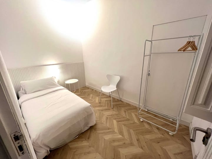 Gothic Internal Single Room Shared Bathroom - Barcelona