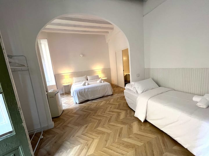 Triple Room Balcony Private Bath In Gothic Quarter - Barcelona