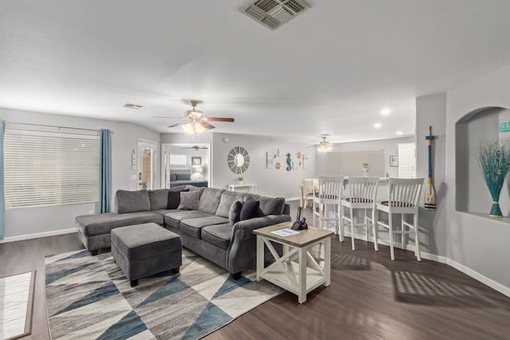 East Mesa Home Sleeps 6 Close To Hwys - Mesa, AZ