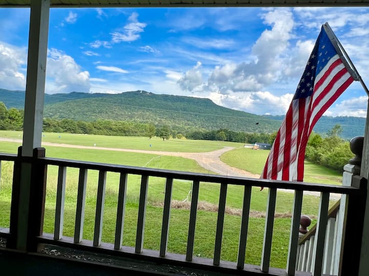 Cozy Farmhouse Getaway, Sunset View - Jasper, TN