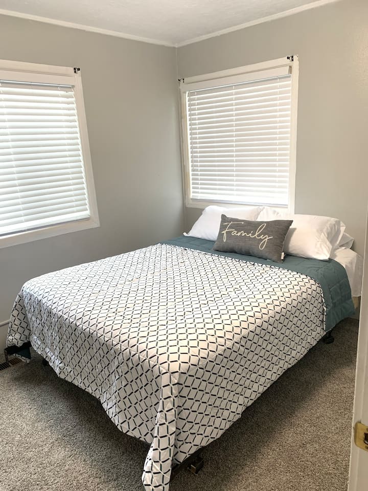 King, Queen, & Twin Bed. 2-bedroom. Fenced Around. - Twin Falls, ID