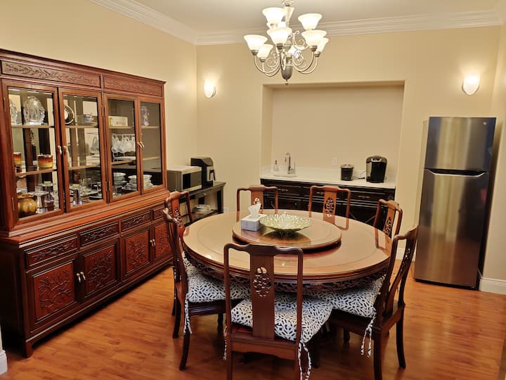 Cheerful 1 Bdrm With External Private Bathroom - Kelowna