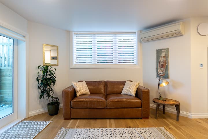 Stunning Self-contained With Garden - Auckland