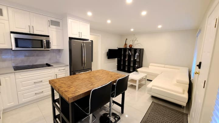 Private, Contemporary 2 Bedroom Suite - Surrey