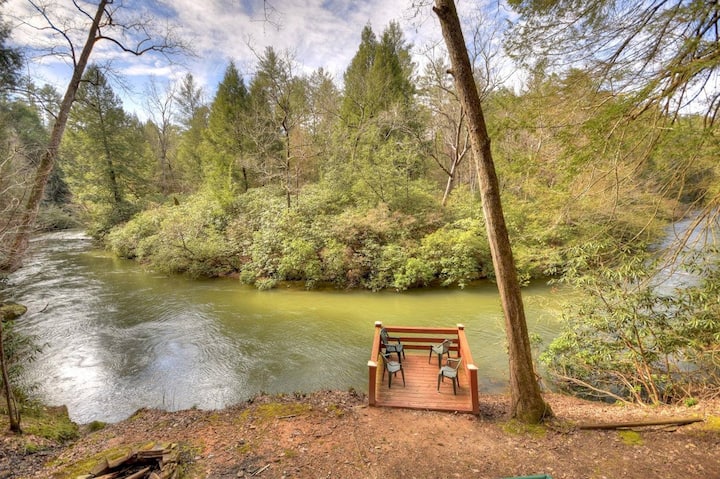 Riverfront Cabin! Hot Tub Fire Pit Arcade! - Ellijay, GA