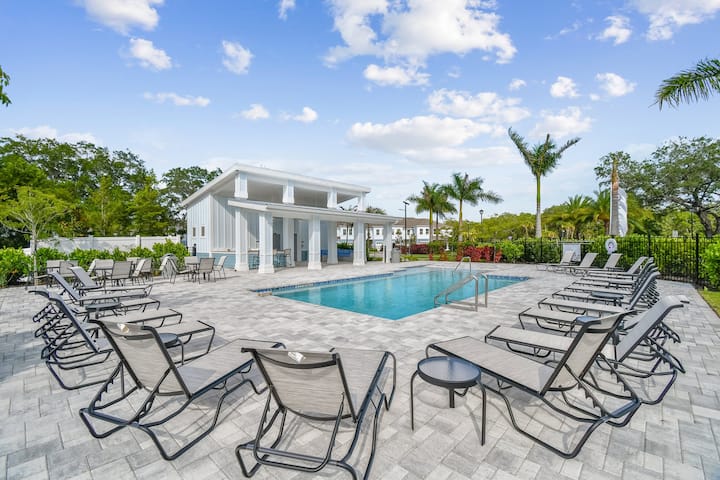 Luxury New Home W/ Free Parking - Sarasota, FL