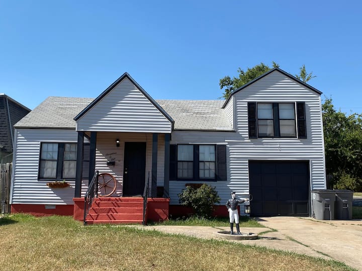 4 Bed Home , 2 Bedrooms - 로턴