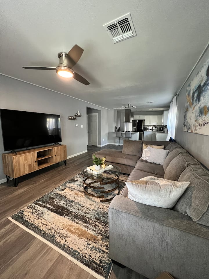 Cute Bungalow On Quiet Street - FireLake Casino and Entertainment Center