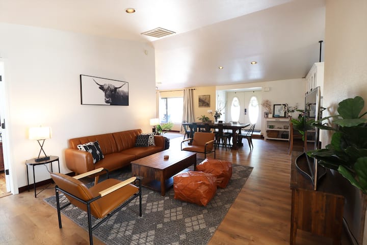 Modern Farmhouse Walkable To Amenities! - Sacramento, CA