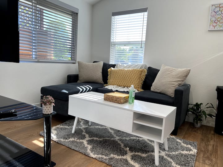 *Couple’s Getaway* Modern Studio W/ Private Entry - Cupertino, CA