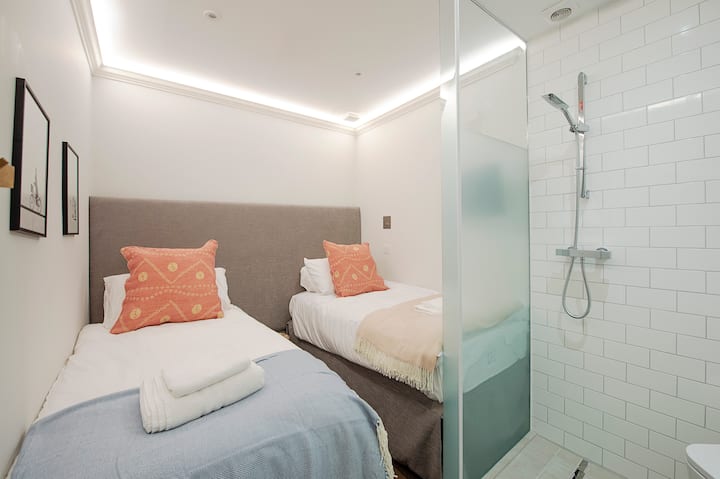 Petite Frugal Kensington Studio - London