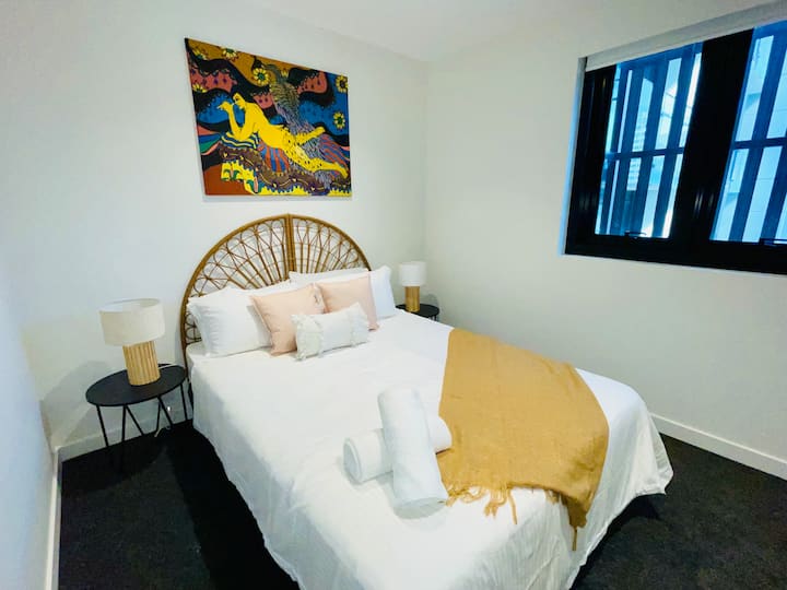 Modern 2 Bedroom Retreat W/parking - Melbourne