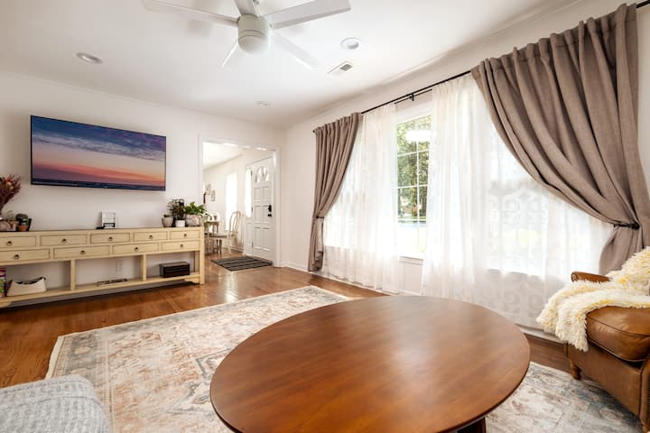 4br Farmhouse • Sleeps 8 • Free Parking • Downtown - Greensboro, NC