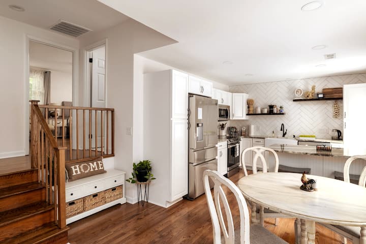 Lovely 4 Bed Farmhouse In The Heart Of Greensboro - Greensboro, NC