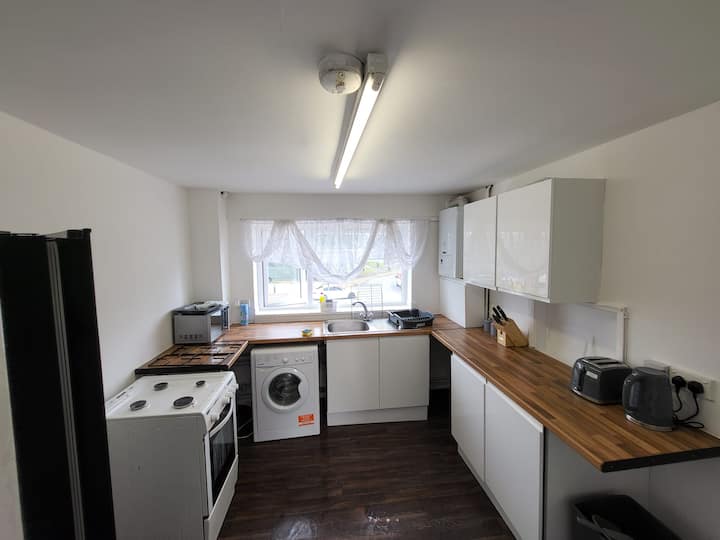 Beautiful 3 Bedroom Flat Close To Amenities - Luton