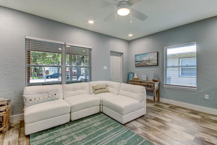 Modern Beach Styled Home- 5 Minutes From Beach - New Smyrna Beach, FL
