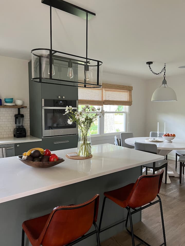 Charming Coastal Cape Walk To Town & Waterfront - South Kingstown, RI