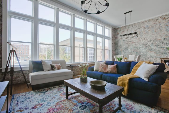 Elegant 2 Br Downtown-courtyard & Parking-sleeps 6 - Memphis, TN