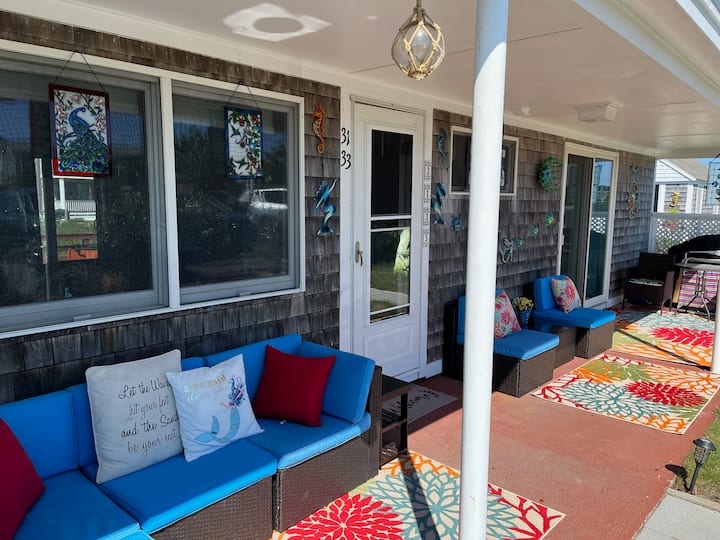 (Beachfront) 2br/2ba Cottage W/ Front & Back Deck - Provincetown, MA