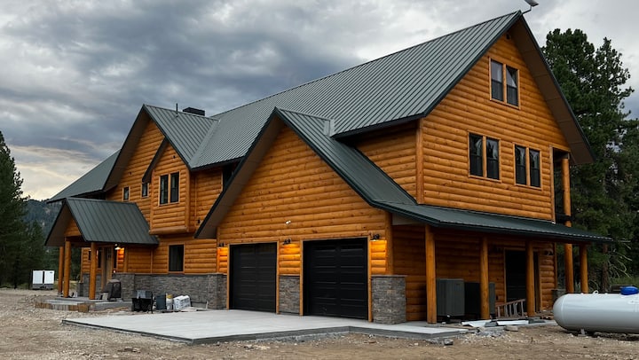 Secluded 7 Bedroom Cabin / Private Pond & River - Idaho (State)
