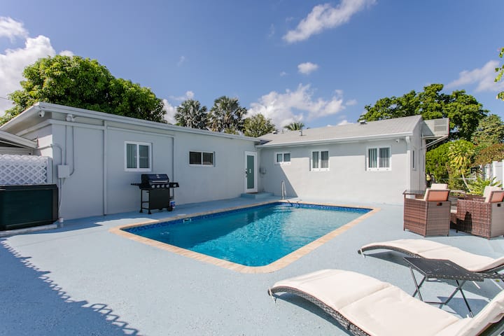 Luxury 4 Bed Retreat: Pool & Office In Hollywood - Hollywood, FL
