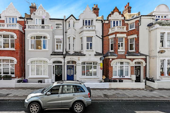 Spacious 3 Bedroom Duplex Apartment With Terrace - Chelsea