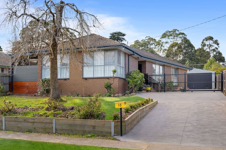 Mooroolbark Pet Friendly 4 Bedroom House - Lilydale