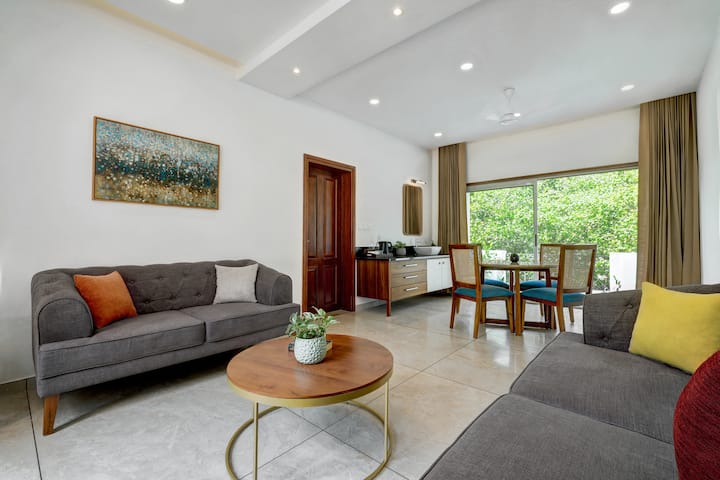 Pakoid Cottages: Deluxe Balcony Suit - Kuttikkanam