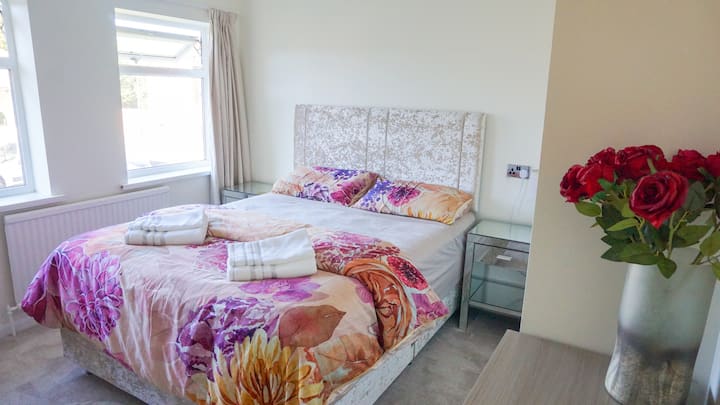 Cosy Retreat W/ King Bed Near Stormont - 3min Walk - Belfast