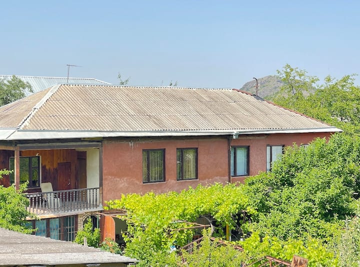 Aghbalyan's Old House - Cheerful Villa With Pool - Armenia