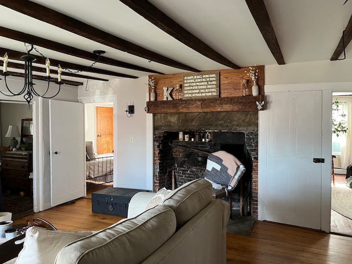Charming, Historic 3 Bedroom Farmhouse - Sandy Beach, Morris