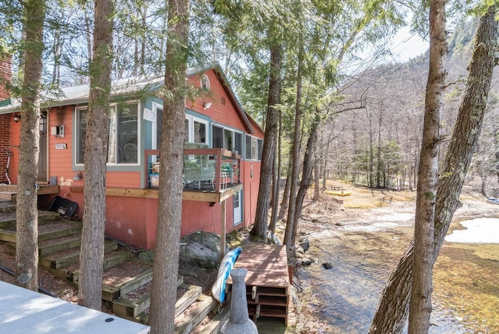 Beautiful Cottage On Waters Edge Of Lake Winona. - New Hampshire