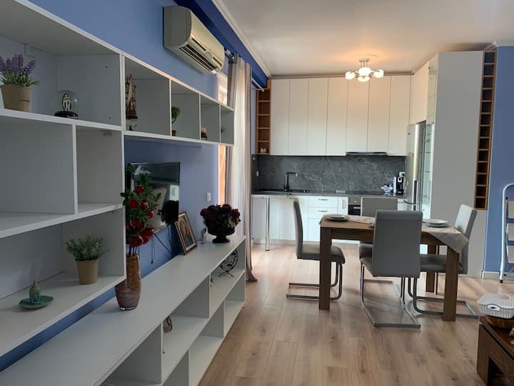 Modern Cozy Apt W/in 10 Min Walk From Main Square - Tirana
