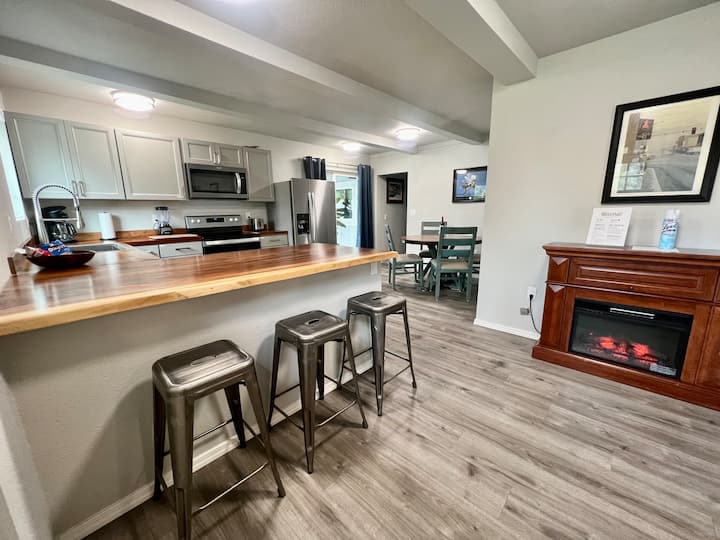 Eclectic, Alaskan Home On The Slough Near Downtown - Fairbanks, AK